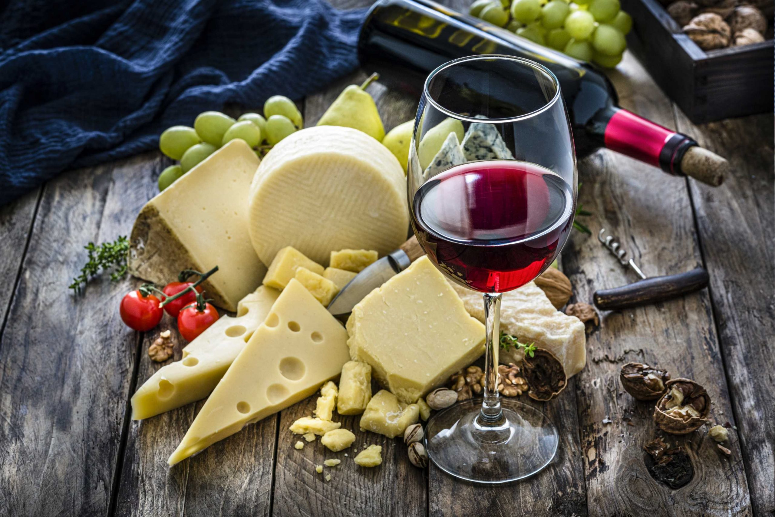 Como preparar uma mesa de queijos e vinhos - Altenburg Como preparar uma mesa de queijos e vinhos - Altenburg